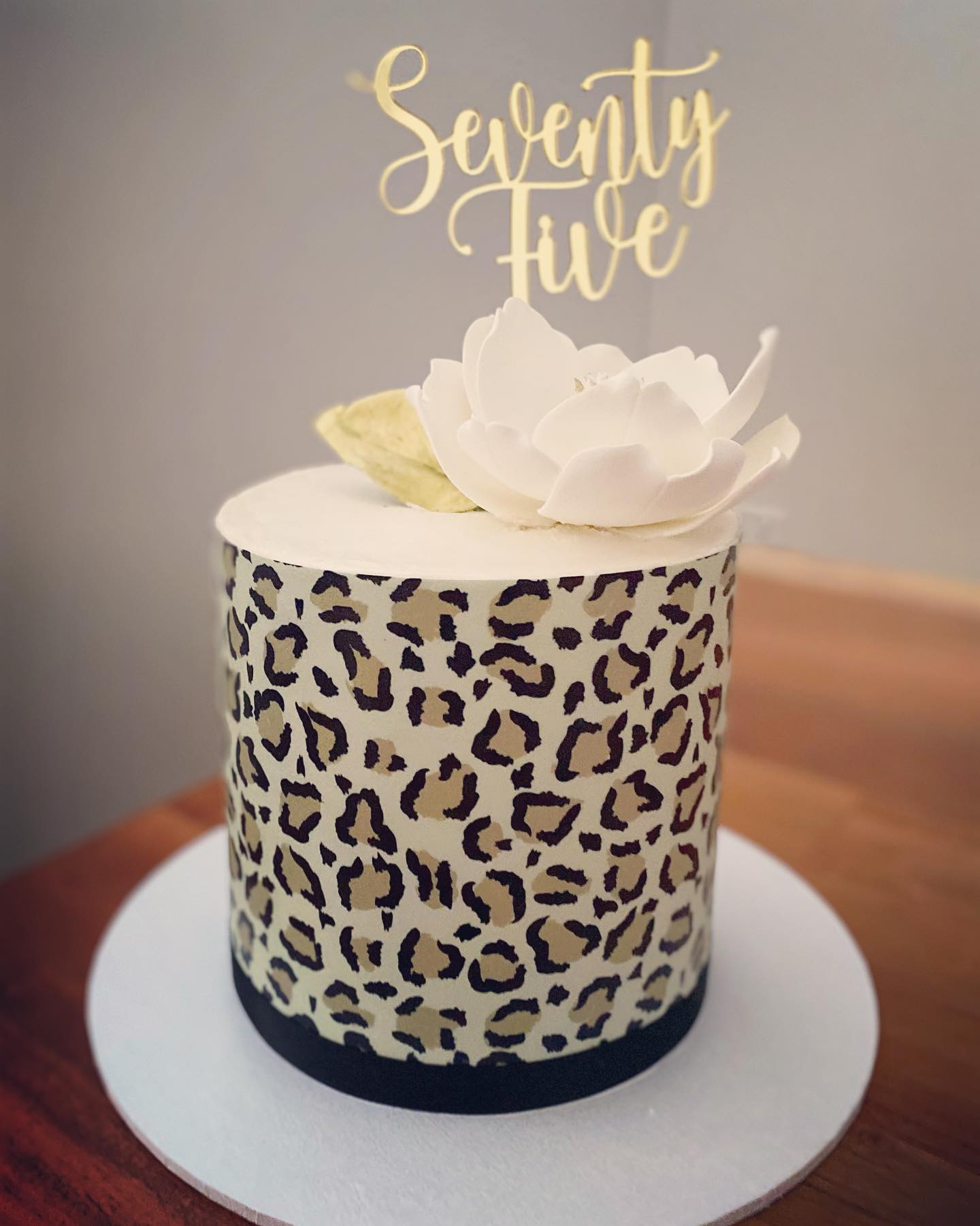 14 Leopard Print Cake Designs Ideas Toppers in 2023