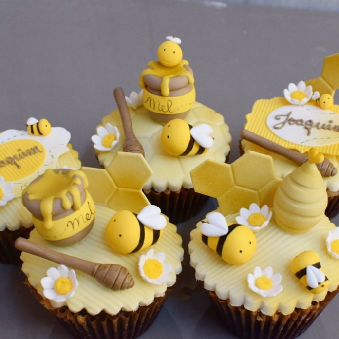 [Updated] 14 Bee Cake Designs, Images, Decorations in 2024