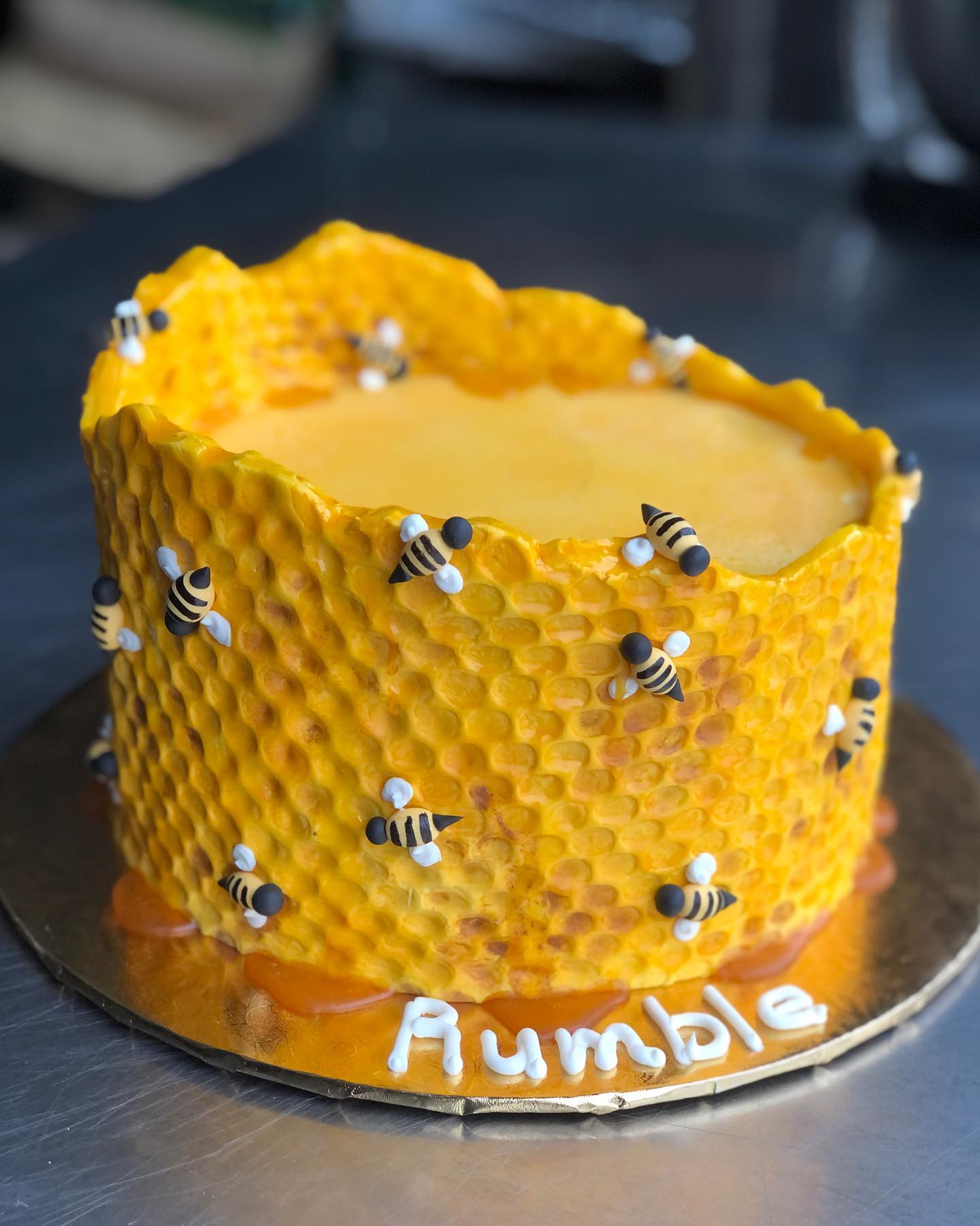 [Updated] 14 Bee Cake Designs, Images, Decorations in 2024