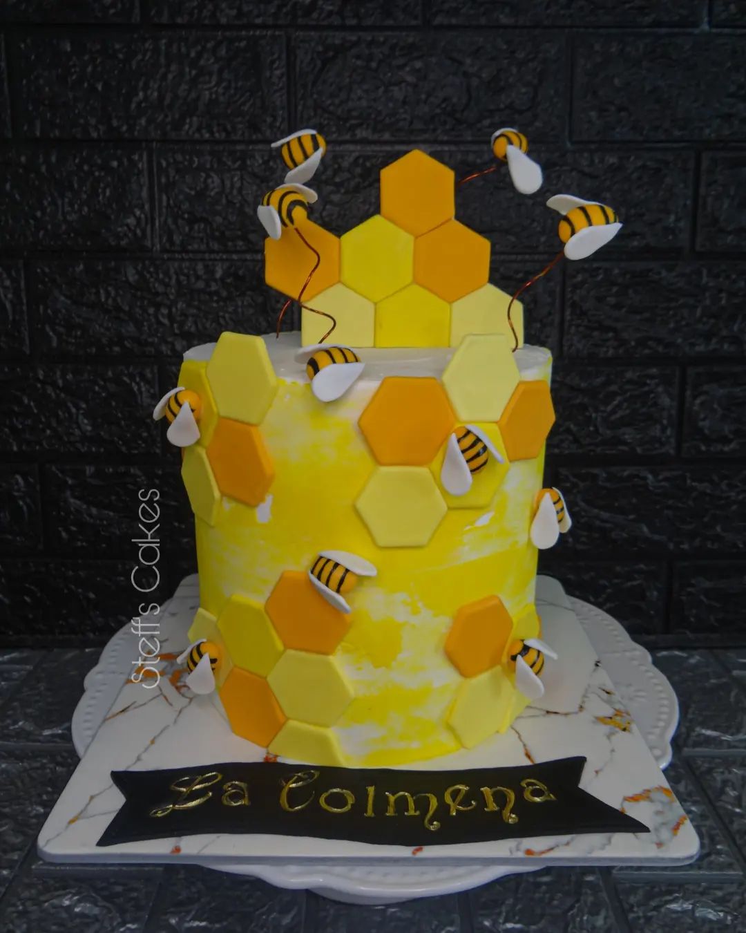 [Updated] 14 Bee Cake Designs, Images, Decorations in 2024