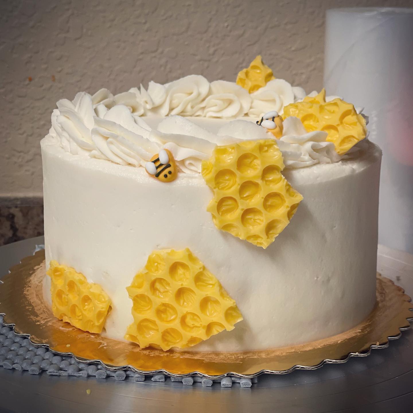 [Updated] 14 Bee Cake Designs, Images, Decorations in 2024