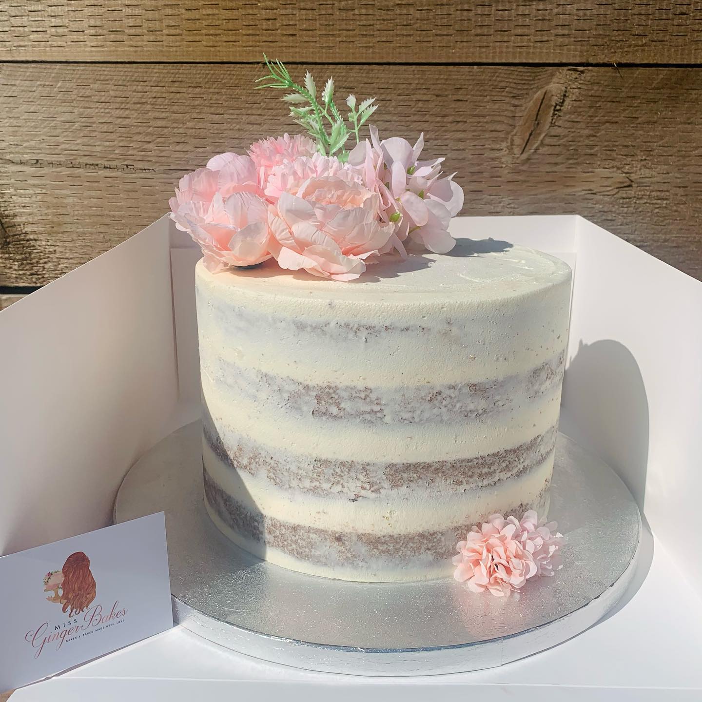 [Updated] 16 Vanilla Cake Designs, Images, Decorations in 2024