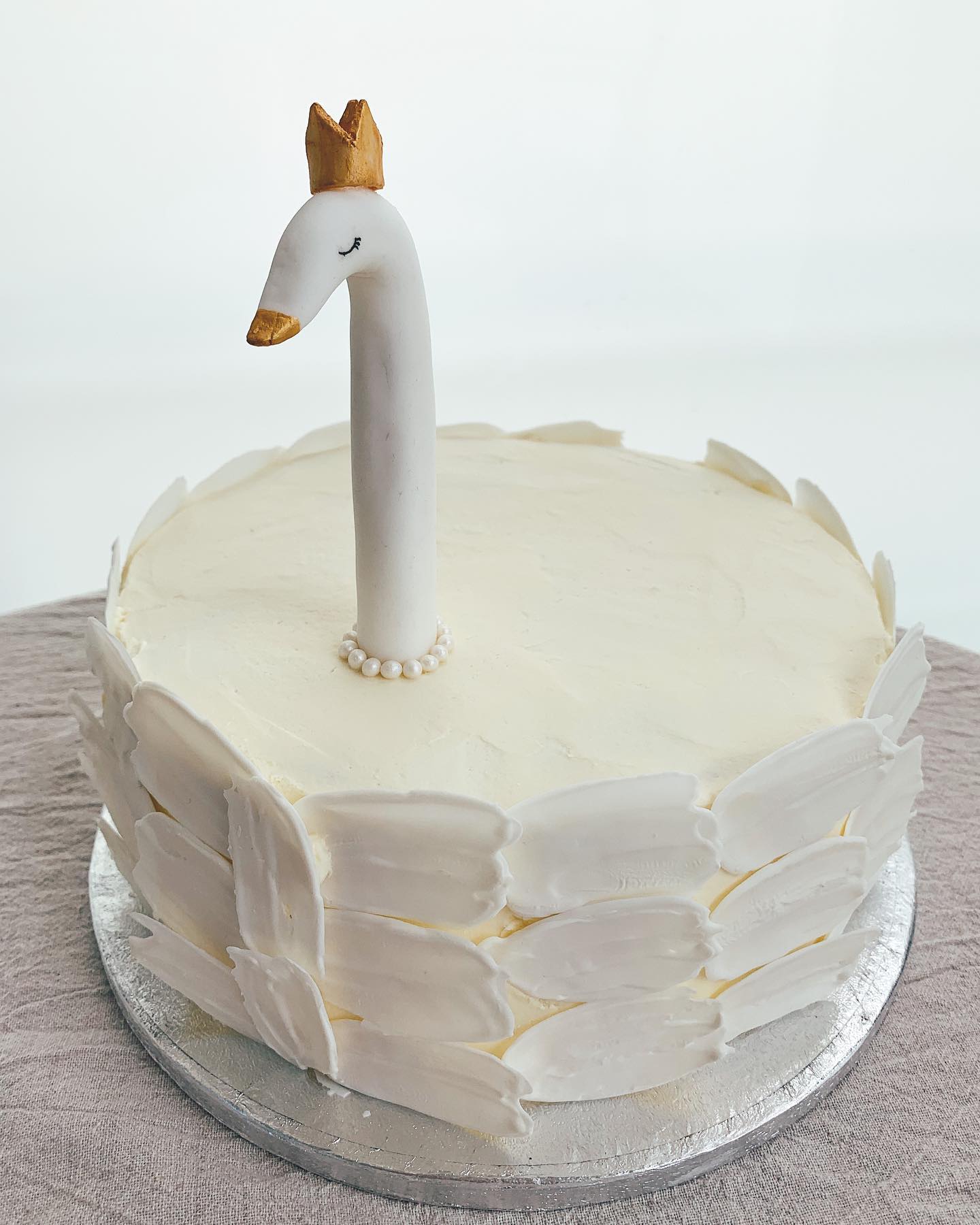[Updated] 15 Swan Cake Designs Ideas Recipes in 2024