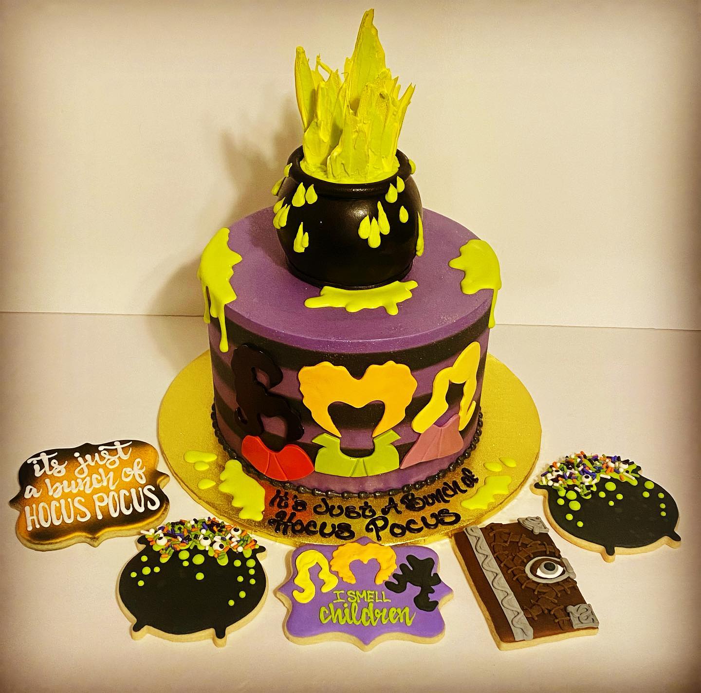 [Updated] 16 Hocus Pocus Cake Designs Themes Ideas in 2024