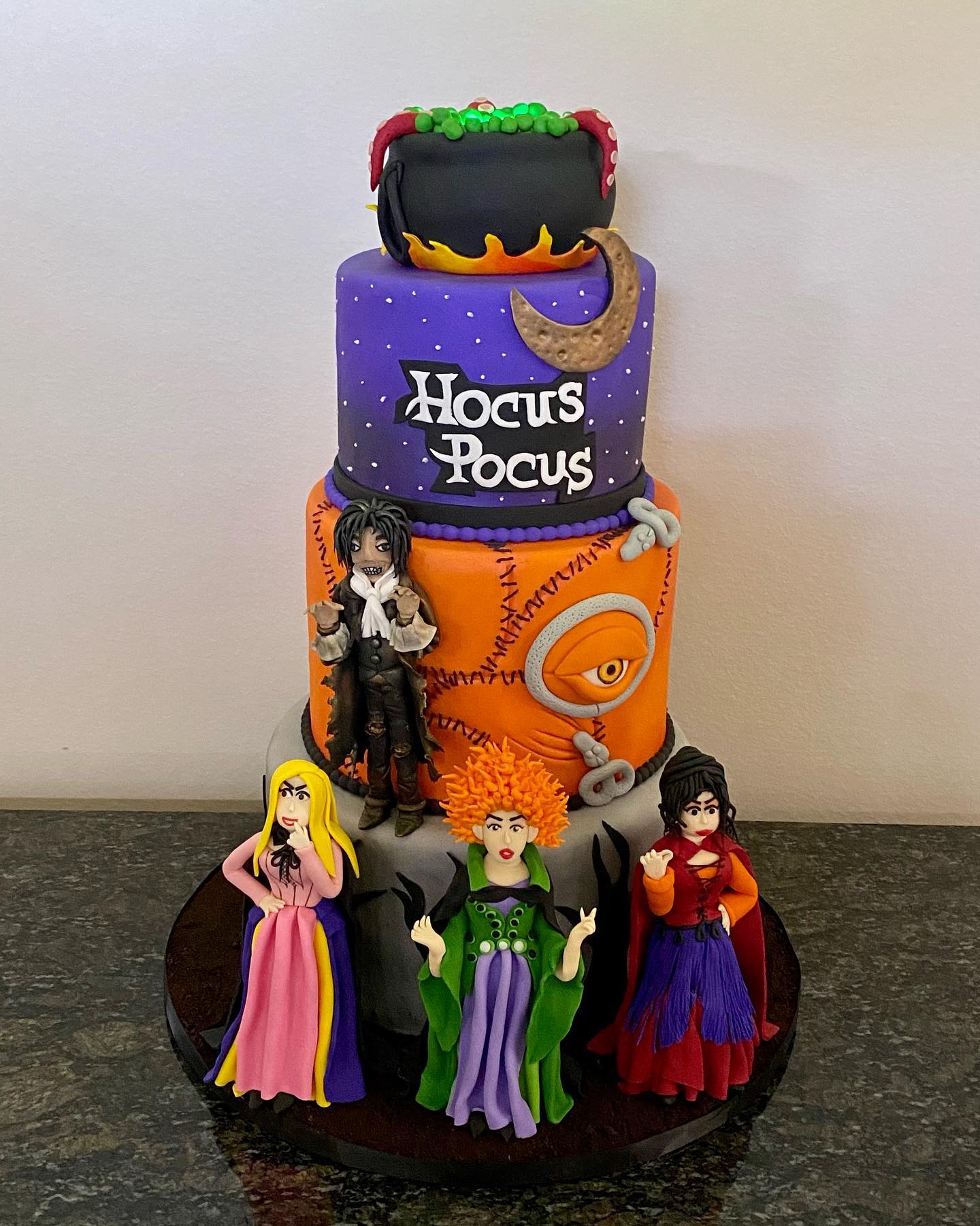 [Updated] 16 Hocus Pocus Cake Designs Themes Ideas in 2024