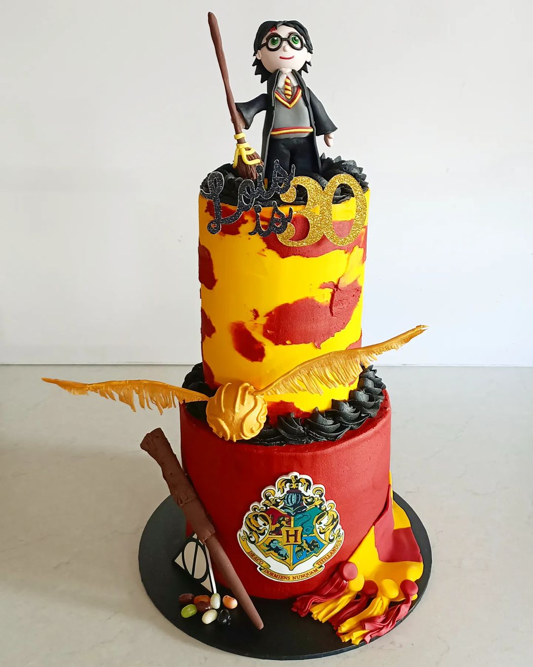 [Updated] 14 Gryffindor Cake Designs Ideas in 2024