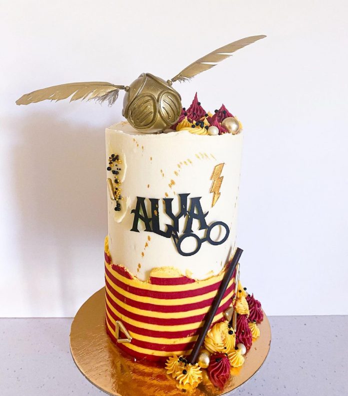 [Updated] 14 Gryffindor Cake Designs Ideas in 2024