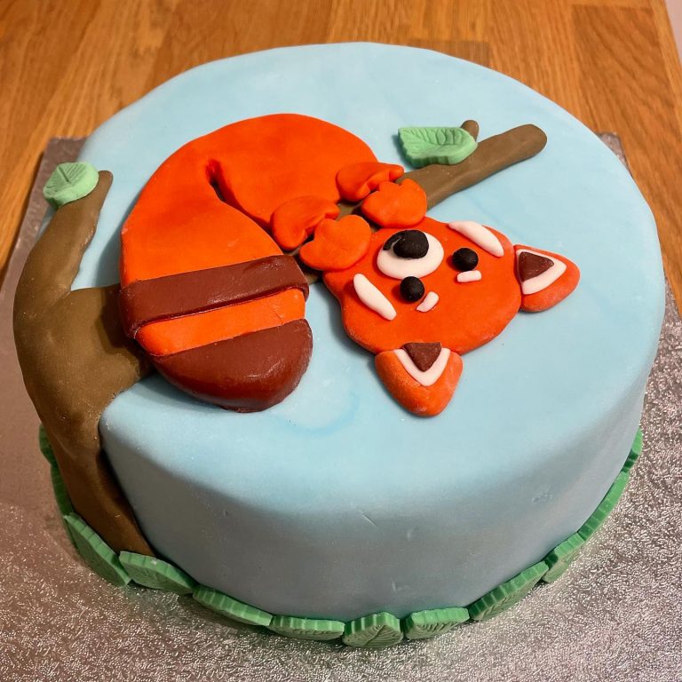 Cake with a Flair: Red Panda Design for Your Celebration